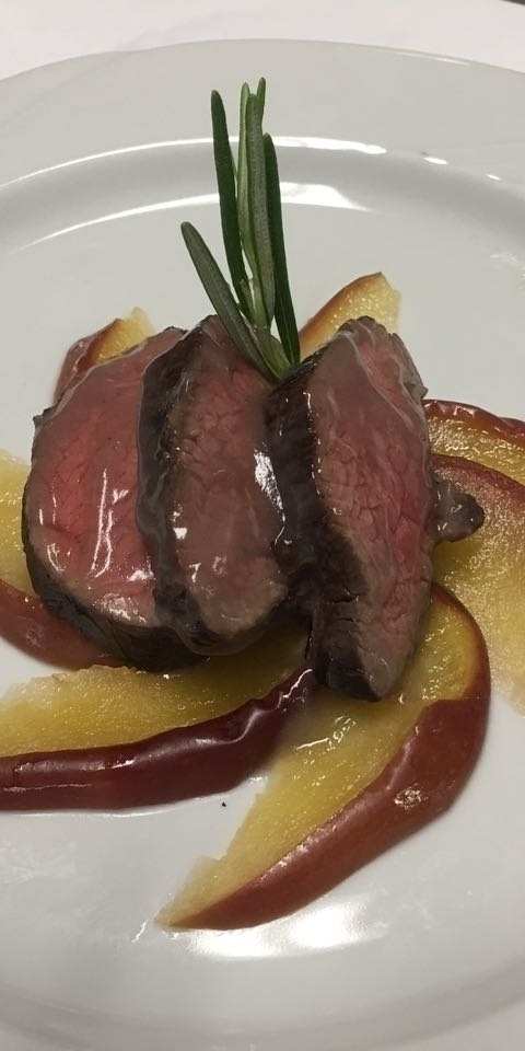 magro di manzo al vino rosso e mele caramellate al cardamomo ...